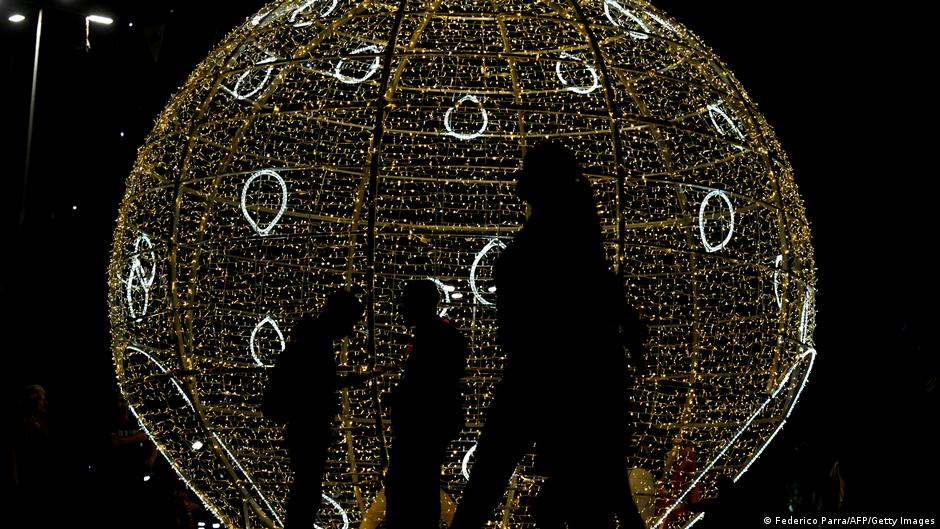 Navidad en octubre y alerta militar: la doble cara de Maduro – DW – 08 ...