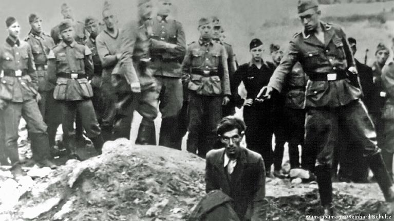 Holocaust photo: 1941 Nazi murderer now identified