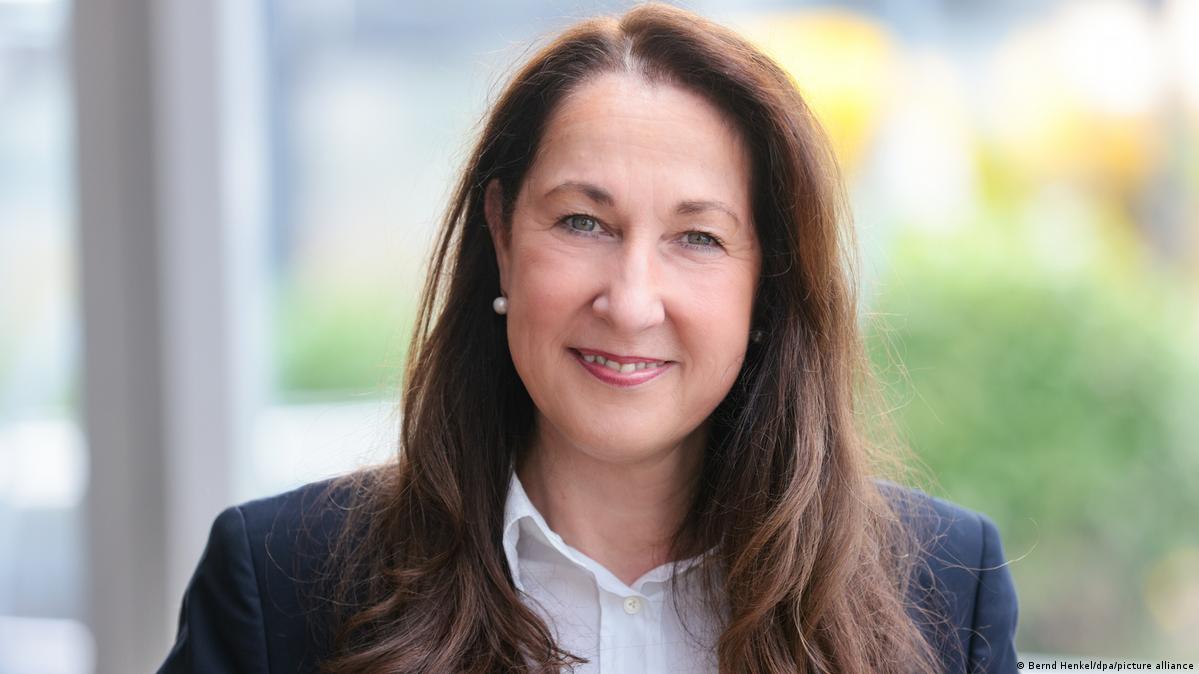 German mayor recovering, names daughter as knife attacker – DW – 10/08/2025