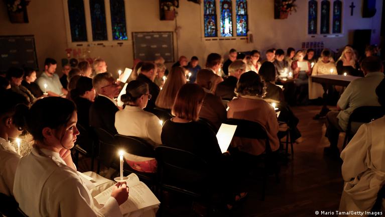 Fact check: Is Gen Z leading a US church revival? – DW – 10/08/2025