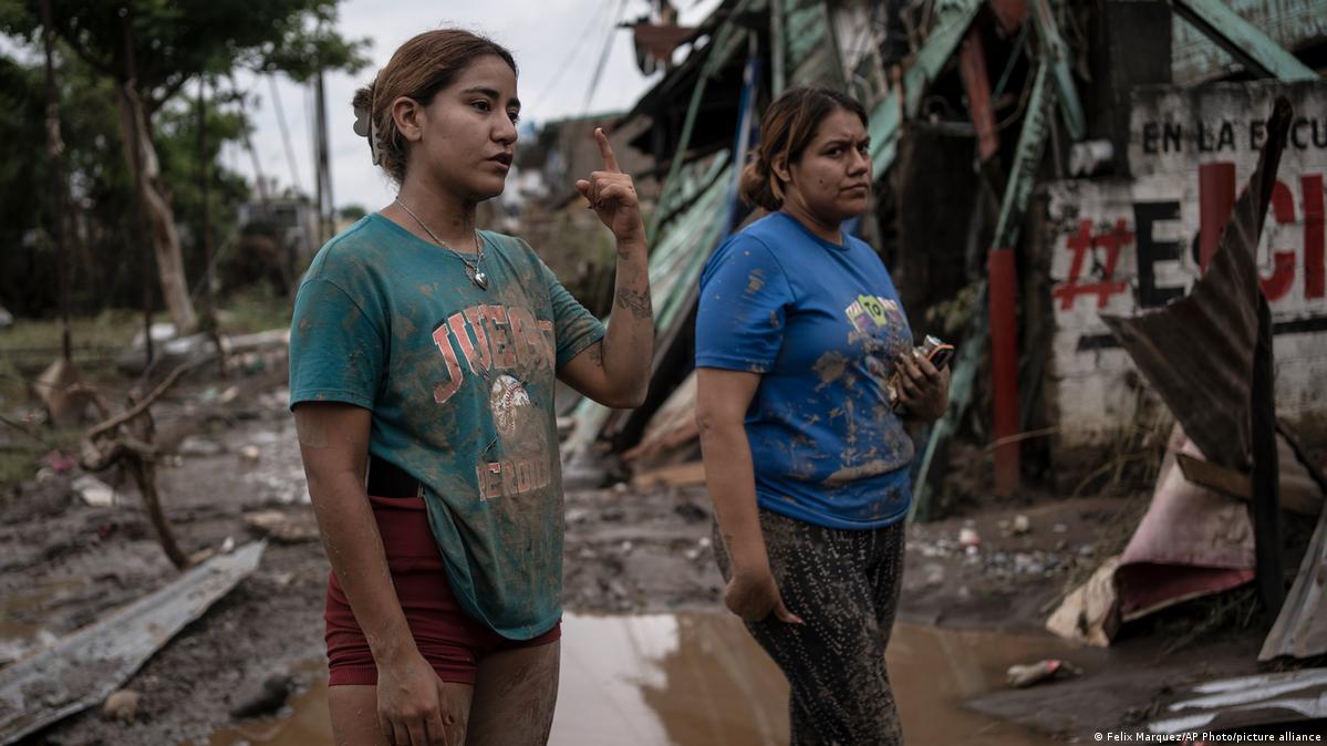 Mexico: Floods and landslides claim dozens of lives – DW – 10/12/2025