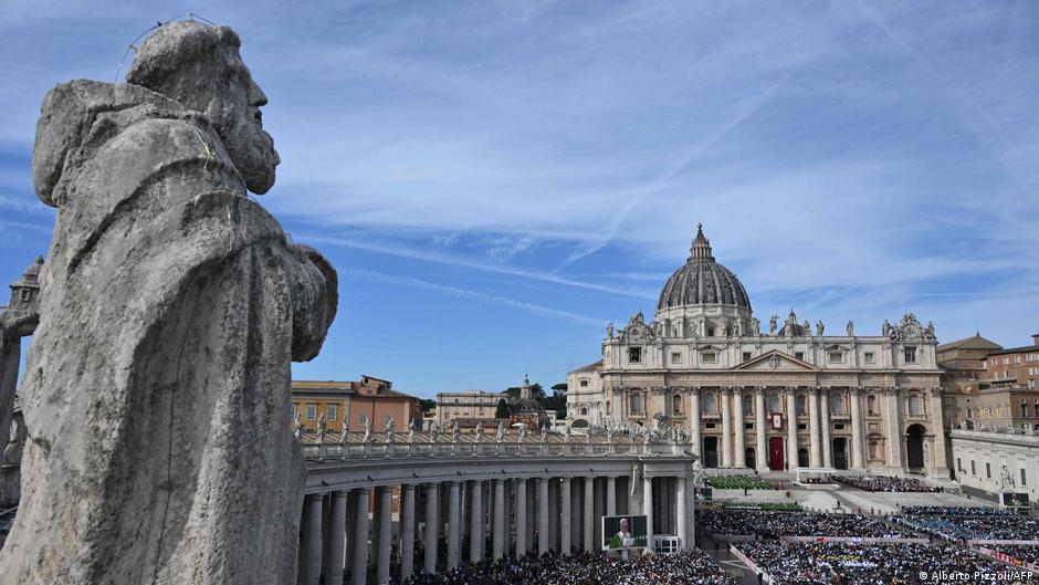 कैथोलिक पादरियों पर 4,000 से ज्यादा बच्चों के शोषण का आरोप – DW – 24.10.2025