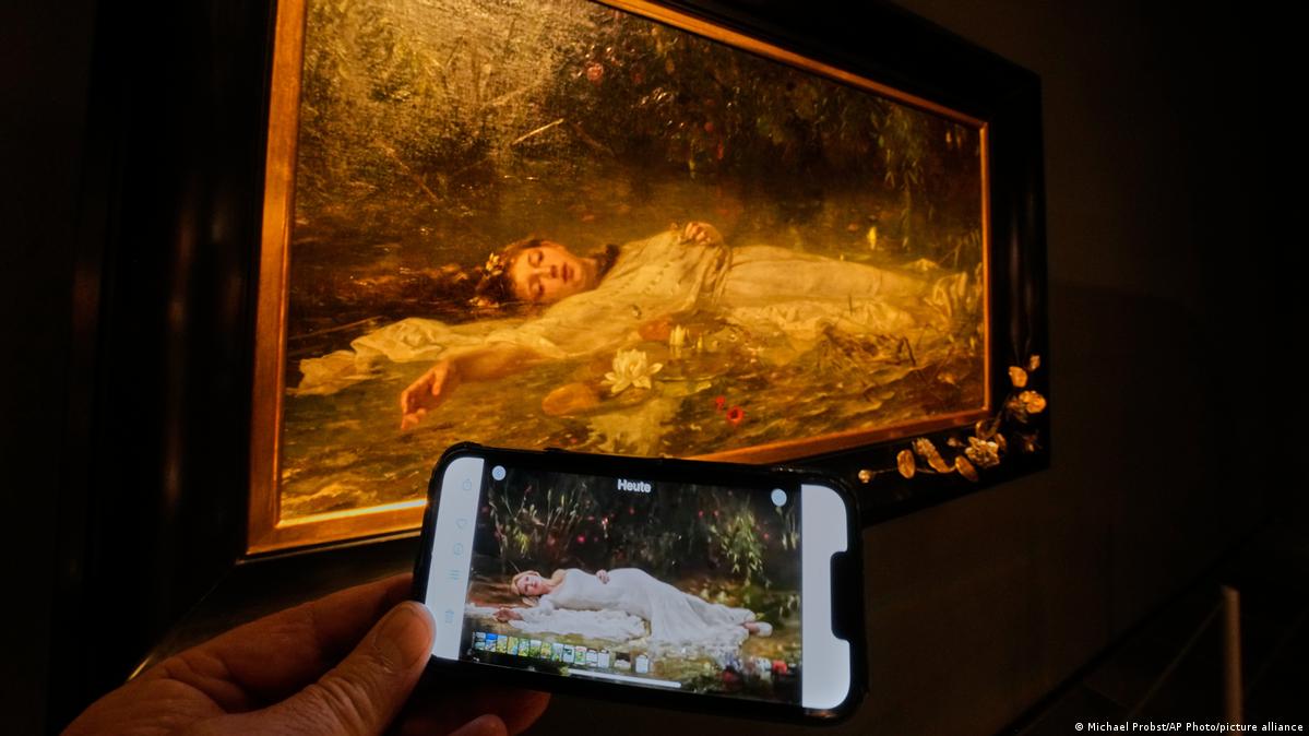 Swifties flock to see German museum's Ophelia painting – DW – 10/16/2025