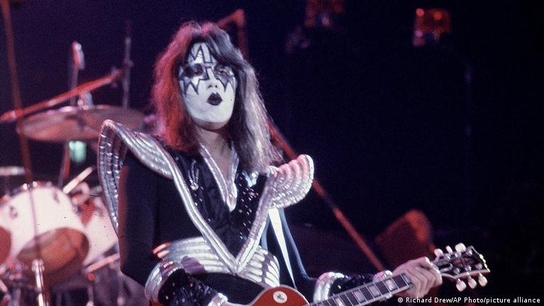 KISS guitarist Ace Frehley dies aged 74 – DW – 10/17/2025