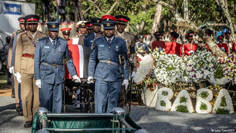 Kenya bids final farewell to Raila Odinga – DW – 10/19/2025