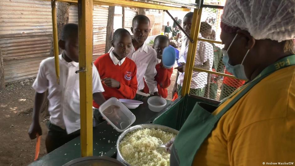 How Kenya is fighting hunger in schools – DW – 10/23/2025