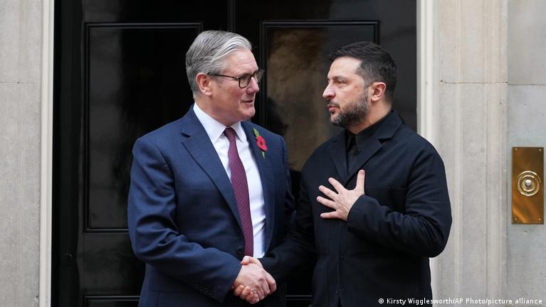 Зеленський показав Стармеру український дрон OCTOPUS – DW – 24.10.2025