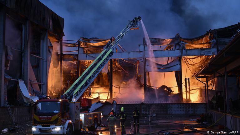 Ukraine updates: Deadly ballistic missile attack hits Kyiv – DW – 10/26 ...