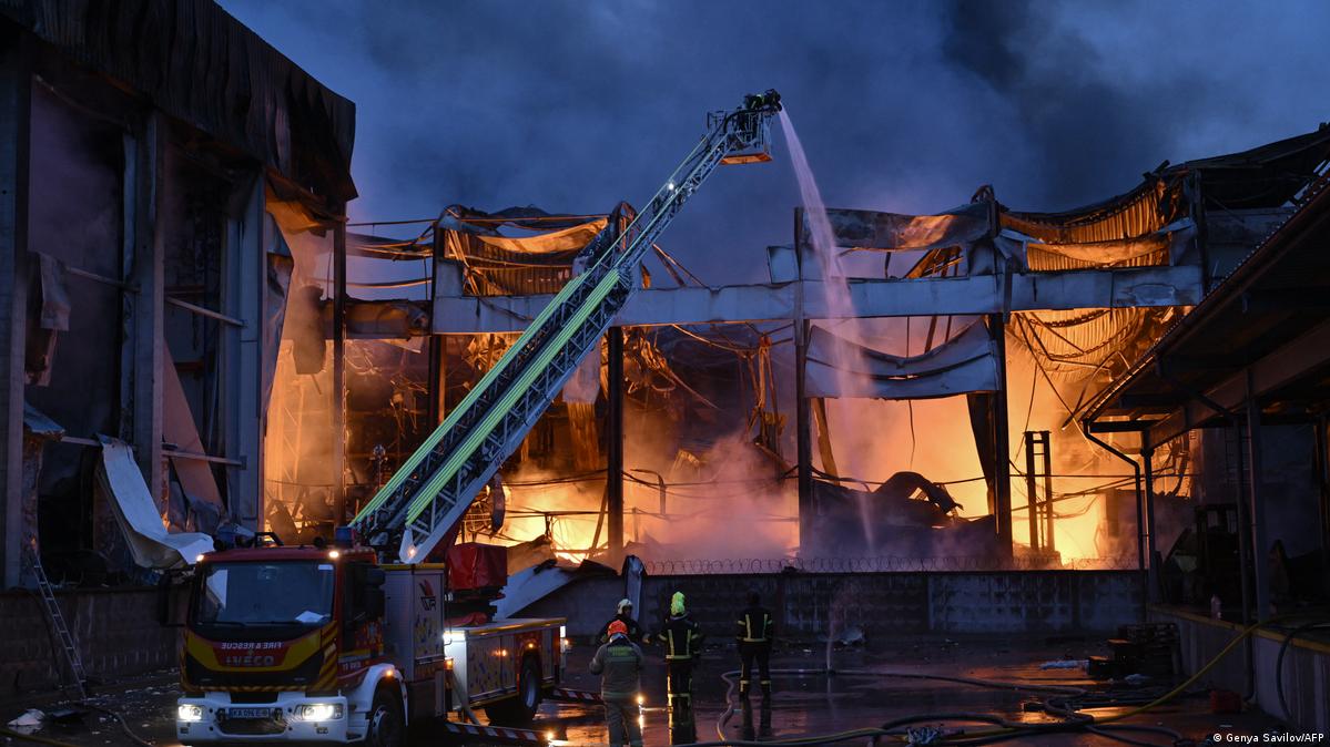 Ukraine updates: Deadly ballistic missile attack hits Kyiv – DW – 10/26 ...