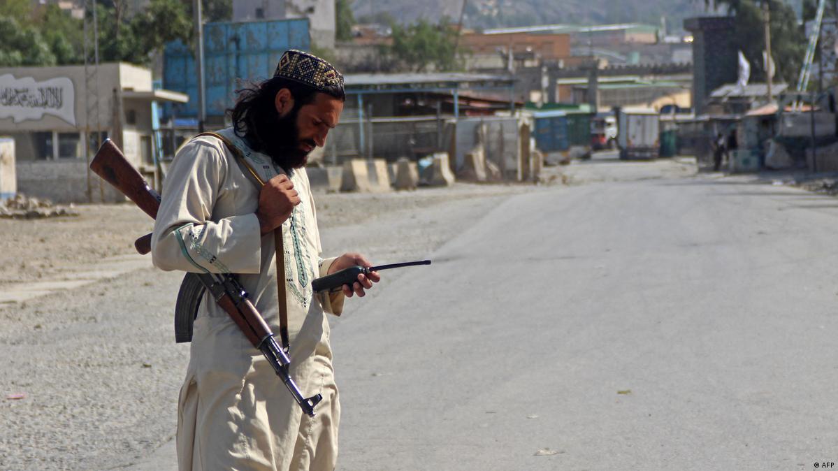 Pakistan reports fatal border clashes amid Afghanistan talks – DW – 10 ...