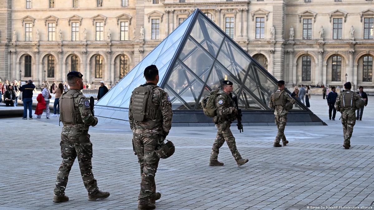 Louvre heist: Police arrest four more suspects