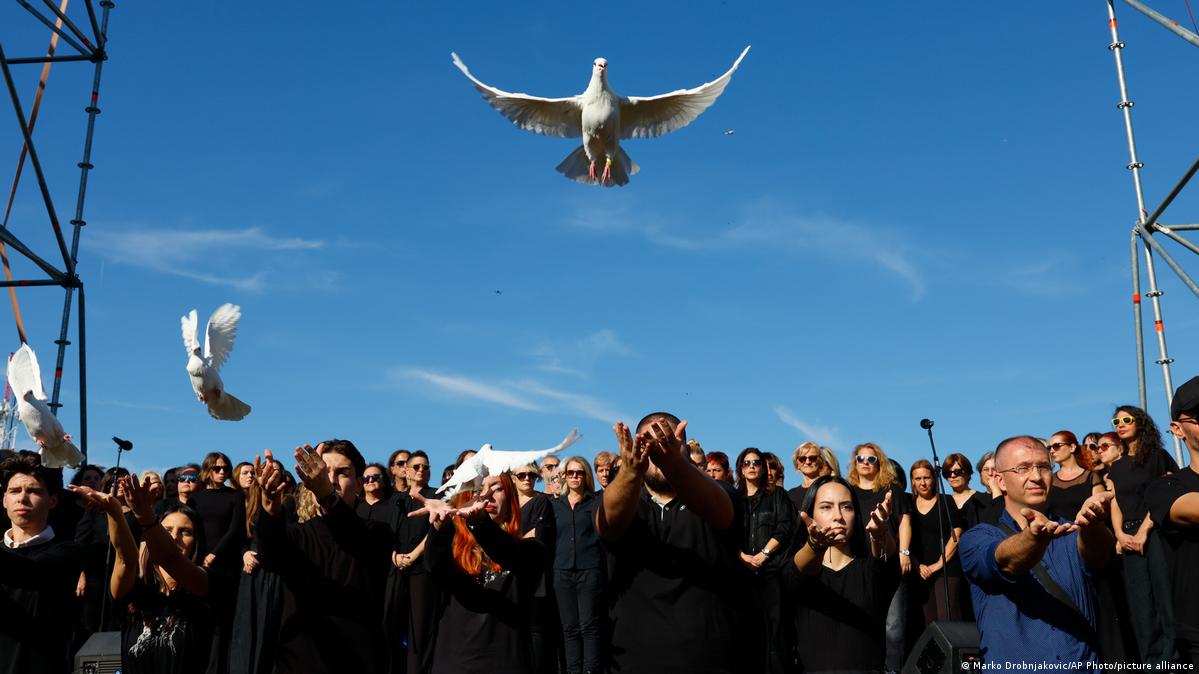 Miles de serbios recuerdan a víctimas de Novi Sad – DW – 01/11/2025