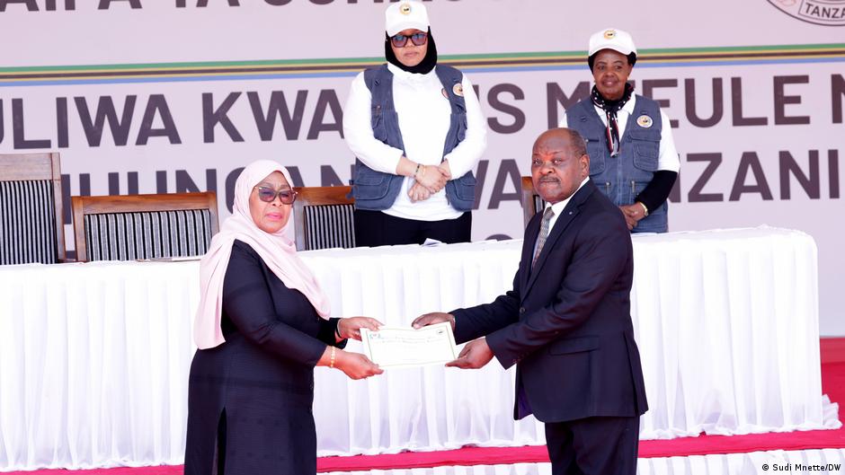 Raia Samia akabidhiwa cheti cha urais, akosoa maandamano – DW – 02.11.2025