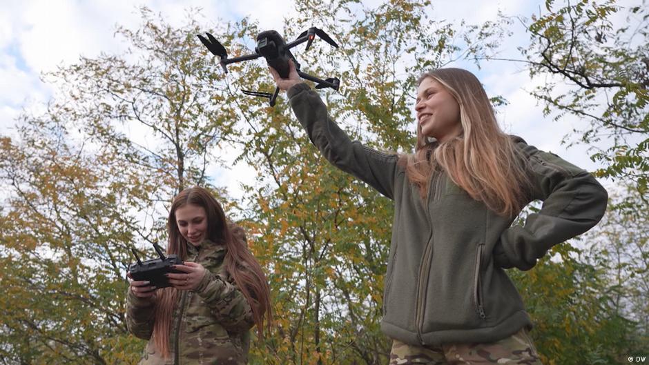 Women in Ukraine's army fight Russia and sexism – DW – 11/07/2025