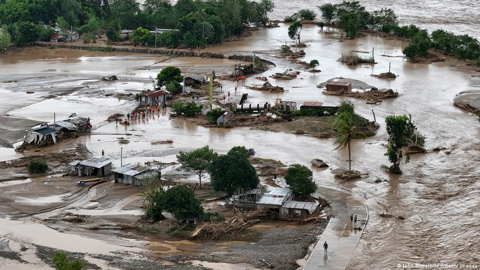 Philippines: Super typhoon Fung-Wong leaves several dead – DW – 11/10/2025