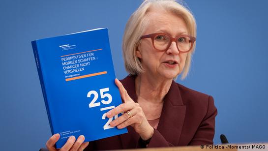 Germany news: Economic experts call for change of course