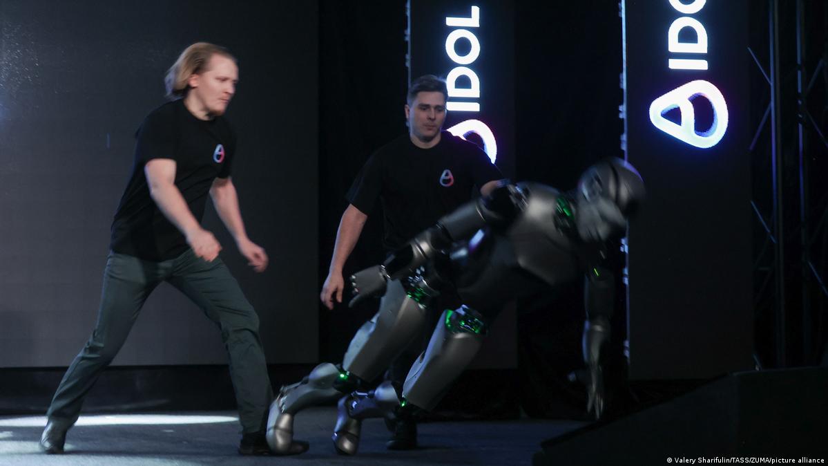 Primer robot humanoide ruso se cae a segundos de su debut