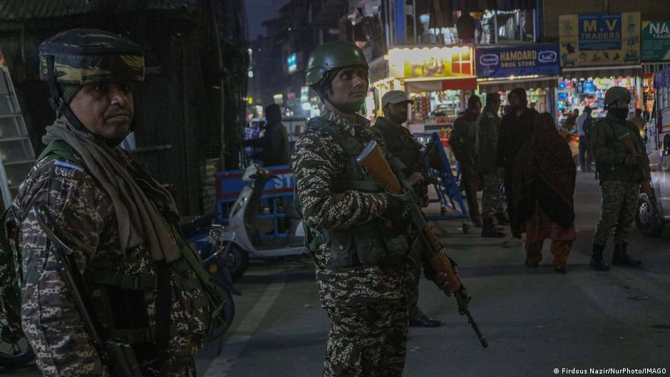 Explosion hits police station in Kashmir