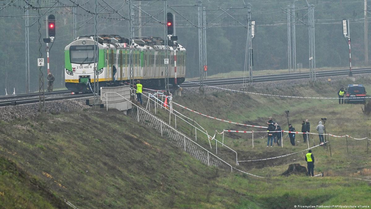 Polish railway explosion 'act of sabotage,' says PM Tusk – DW – 11/17/2025