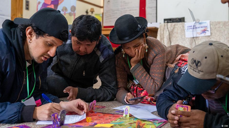 Bomba Viral: Bolivian board game boosts critical dialogue