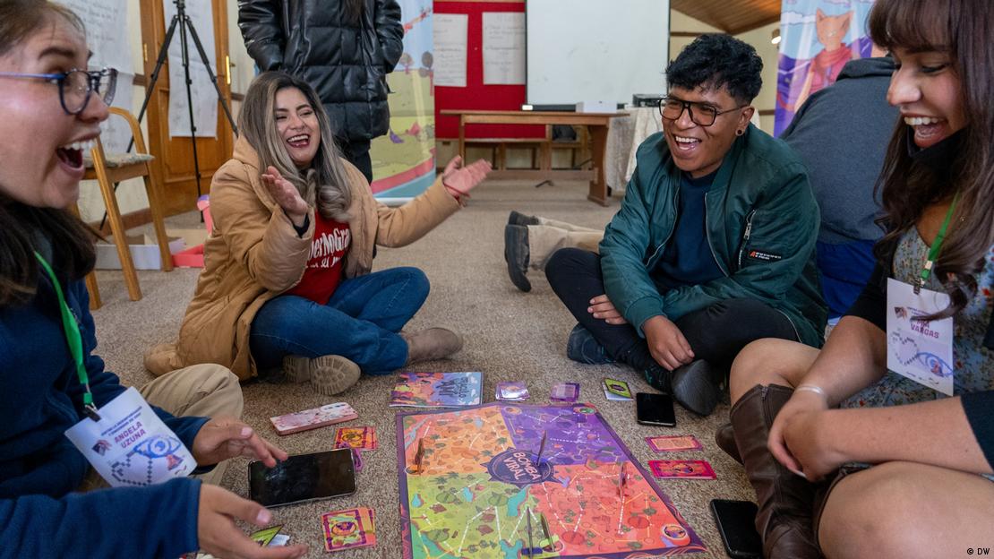 Bomba Viral: Bolivian board game boosts critical dialogue