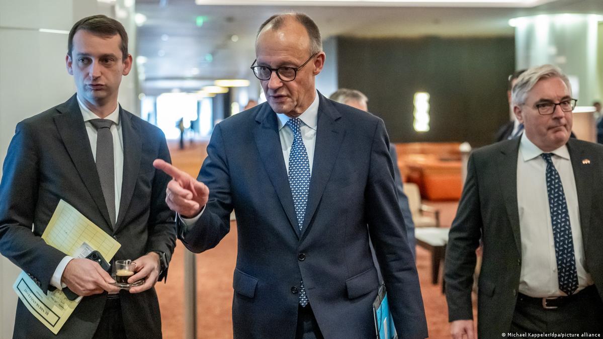 Venezuela, Greenland, Ukraine: Germany's Merz in crisis mode – DW – 01 ...