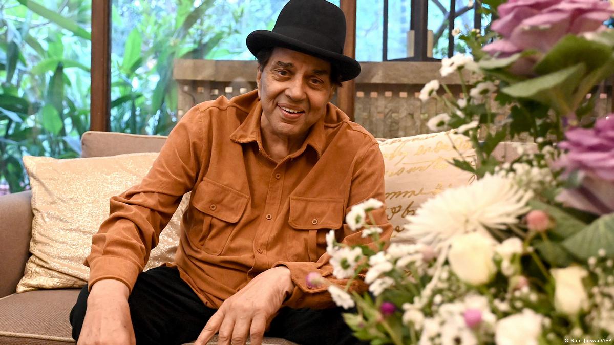 India: Bollywood star Dharmendra dies aged 89