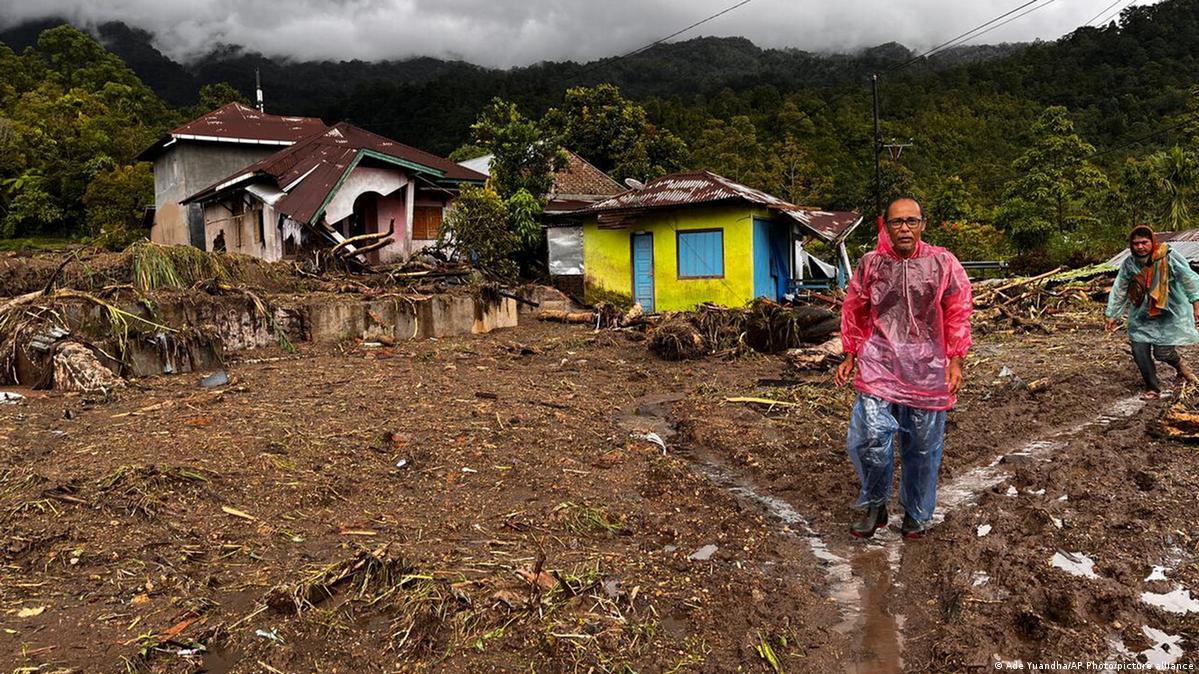 Southeast Asia floods: More than 250 deaths reported