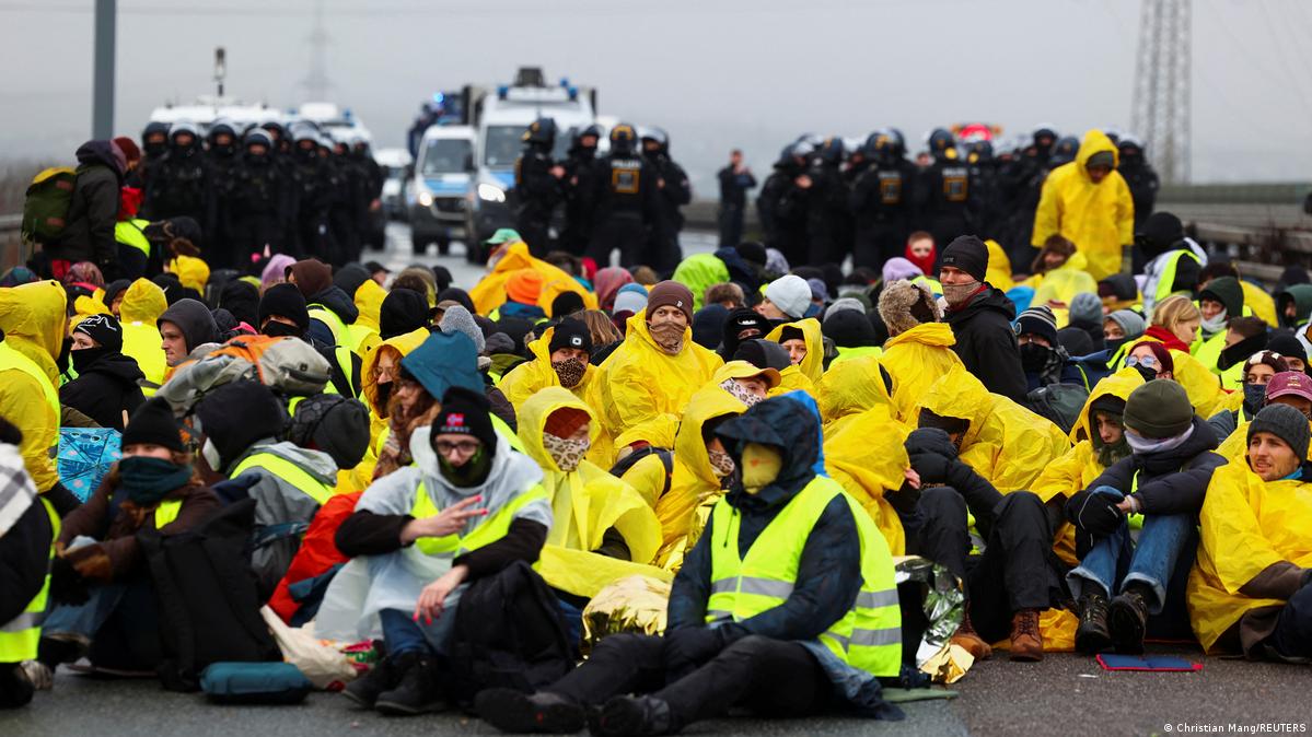 Germany news: Rallies against new far-right AfD youth group – DW – 11 ...