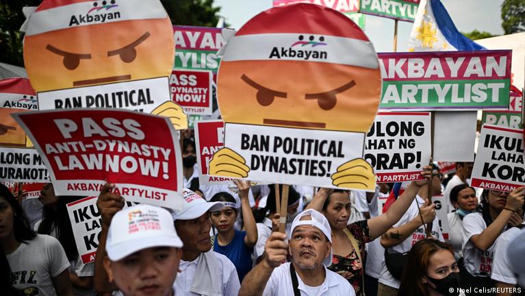 Philippines: Thousands protest corruption in flood projects