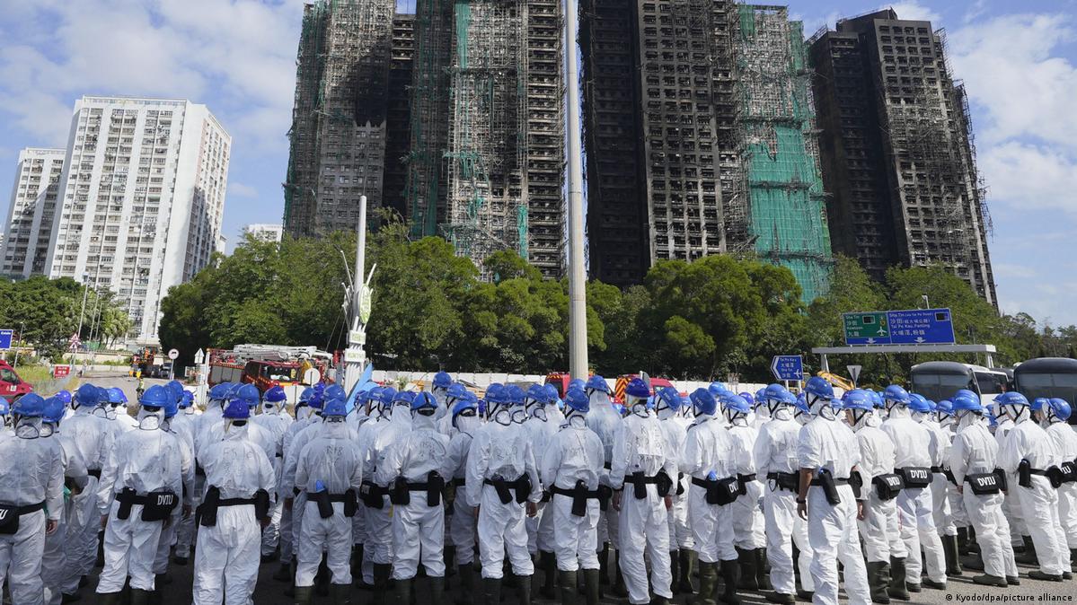 Hong Kong announces probe into deadly tower block fire – DW – 12/02/2025