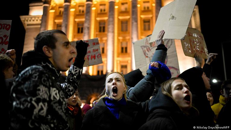 Bulgaria sees massive protests against budget, corruption – DW – 12/02/2025
