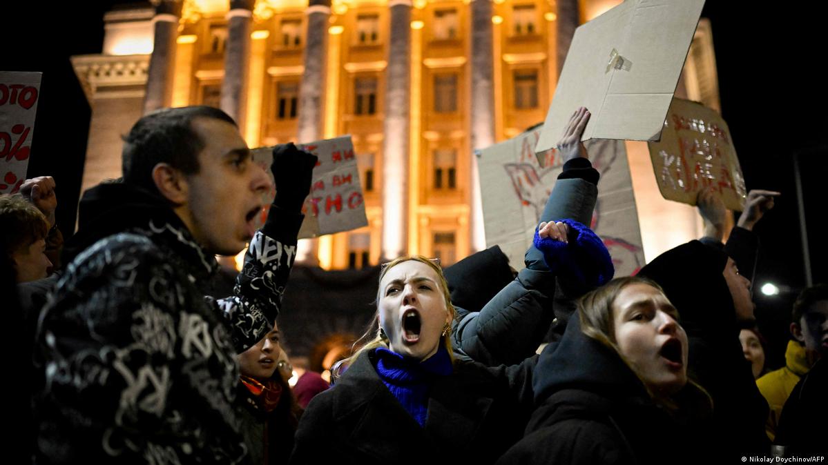 Bulgaria sees massive protests against budget, corruption – DW – 12/02/2025