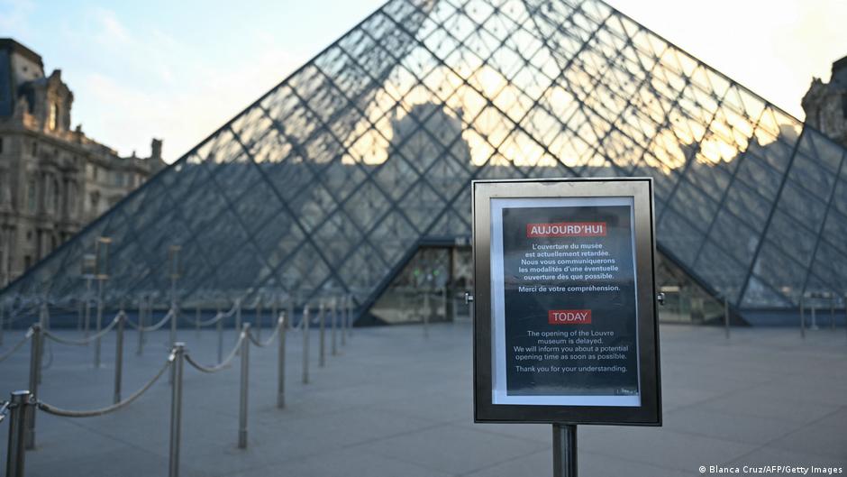El Museo del Louvre en París, cerrado por huelga