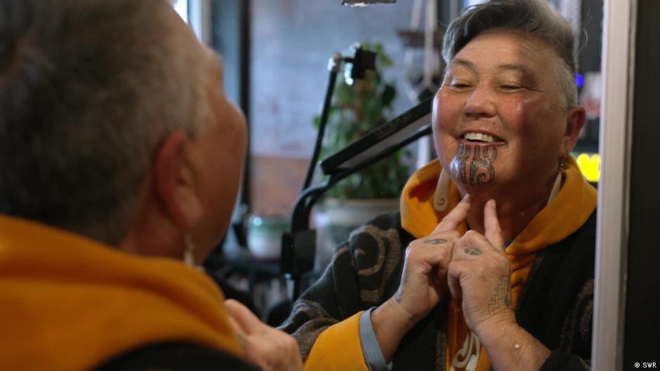 New Zealand's Maori women reclaim ancestral chin tattoos – DW – 12/25/2025