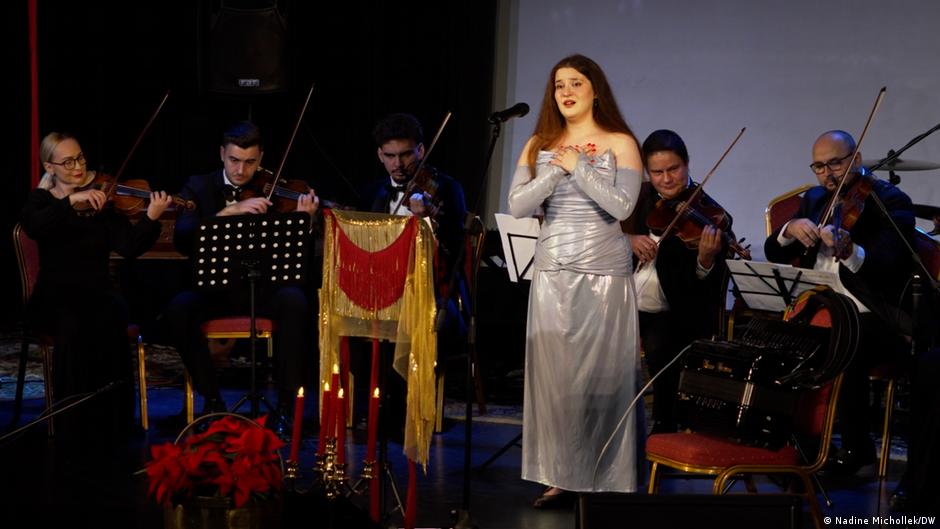 Romani opera singer changing the tune for women in Romania – DW – 12/23 ...