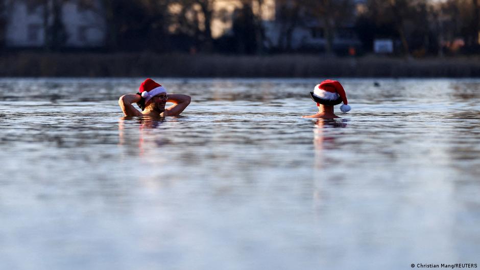 Cold rush: Christmas Day dippers take the plunge – DW – 12/25/2025