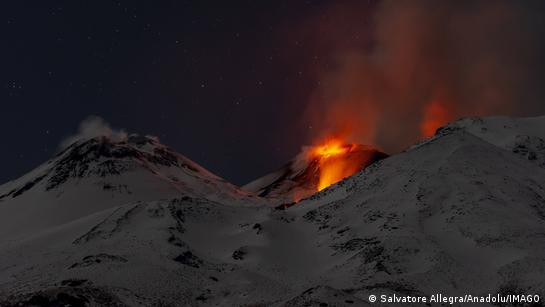 Warnstufe erhöht: Ätna spukt Lava und Asche