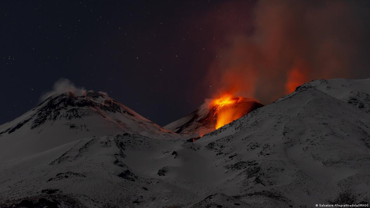 Warnstufe erhöht: Ätna spukt Lava und Asche