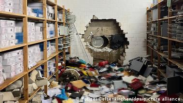 Germany: Gelsenkirchen bank thieves used 'manipulated' door