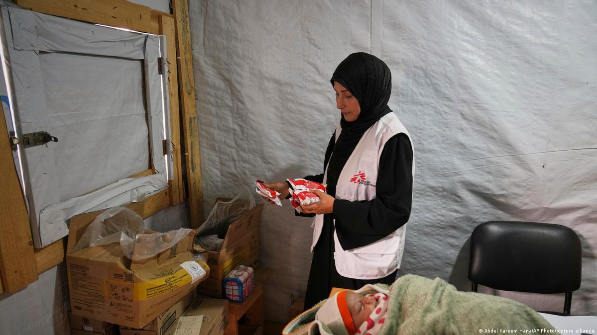 Israel moves to suspend major aid groups in Gaza – DW – 12/31/2025