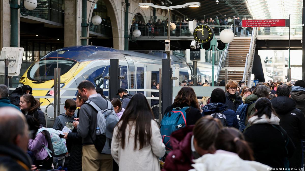 Eurostar back on track after Channel Tunnel power fault
