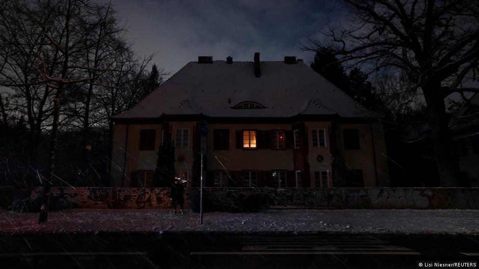 Thousands of Berliners without power after arson attack – DW – 01/05/2026