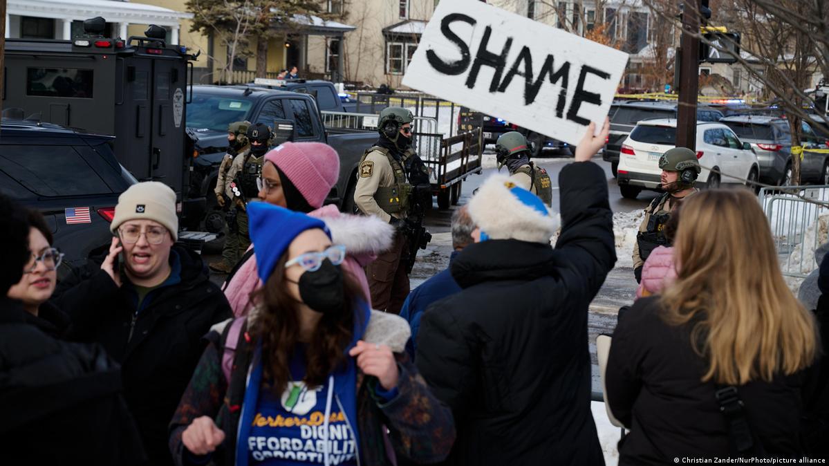 ICE agent kills woman during Minneapolis raid — US officials – DW – 01 ...