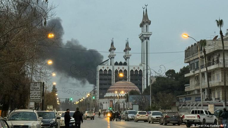 Syria: Thousands flee Aleppo fighting between army, Kurds – DW – 01/08/2026