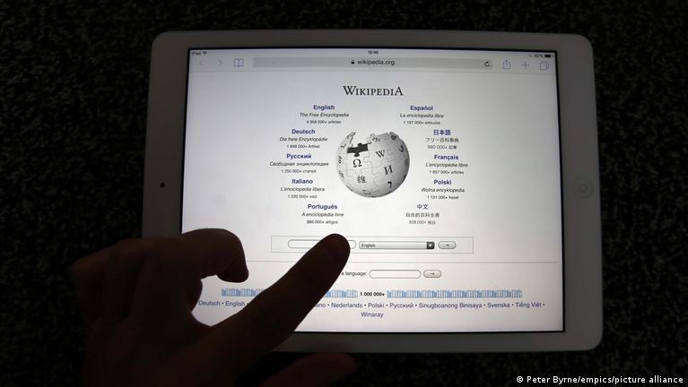 Wikipedia faz 25 anos entre sucesso coletivo e ameaças da IA
