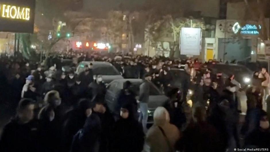 Iran's government intensifies crackdown on protests – DW – 01/12/2026