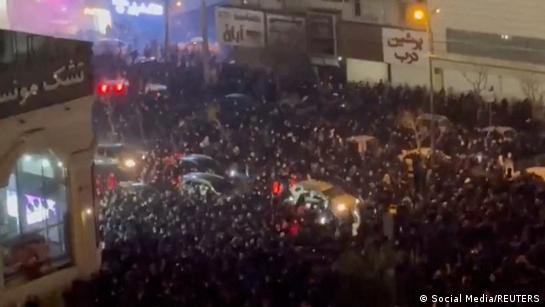 Iran: Protests continue amid internet shutdown