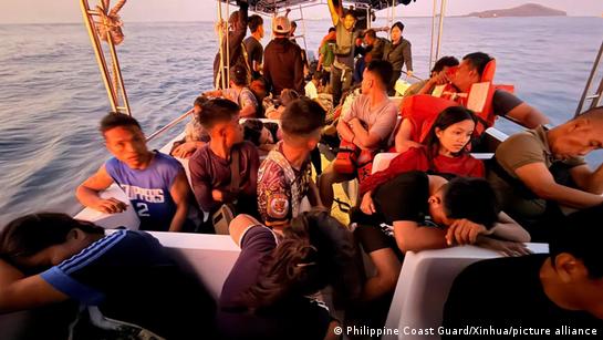 Hundreds rescued after ferry sinks in Philippines