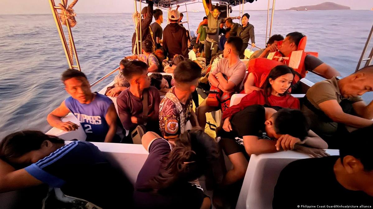Hundreds rescued after ferry sinks in Philippines